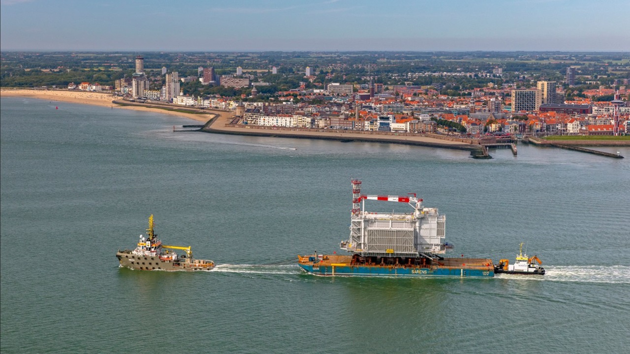 クレーン船「Thialf」変電所トップ設置、重量3,600トン