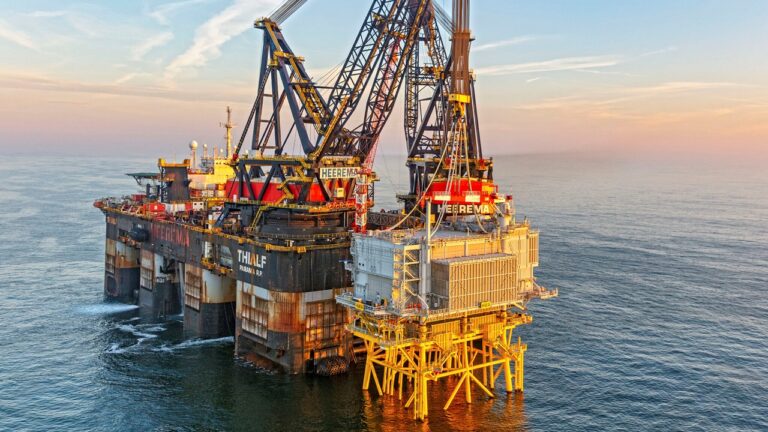 クレーン船「Thialf」変電所トップ設置、重量3,600トン