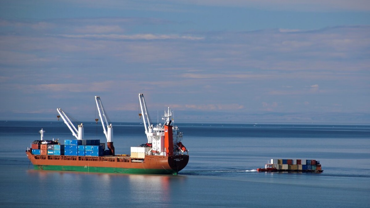 カナダでコンテナ20個などが海に流出