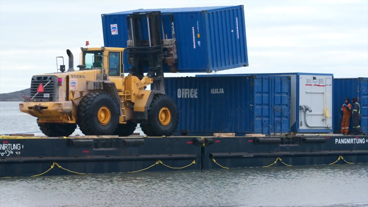 カナダでコンテナ20個などが海に流出