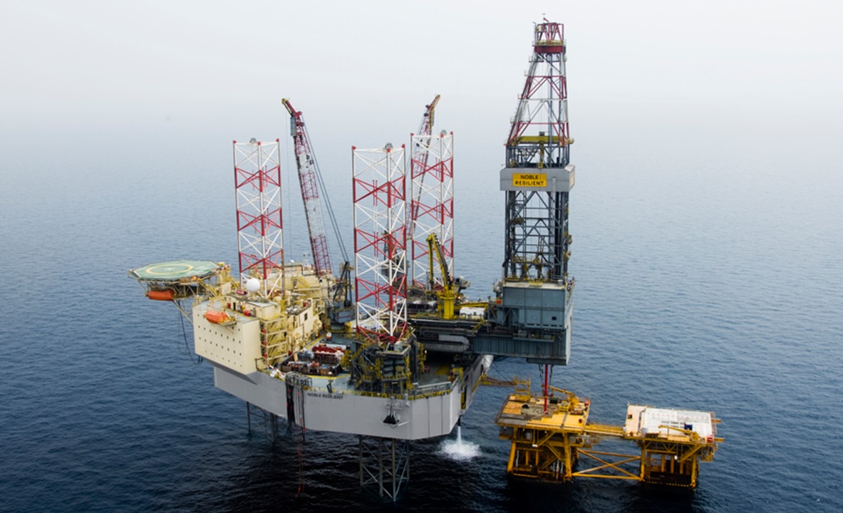 デンマークの港内で全長331mのFPUが漂流し掘削リグと接触