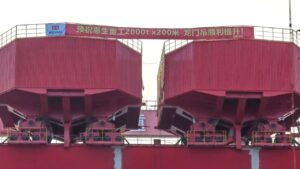 長さ200m、最大2,000トン吊りゴライアスクレーン組立