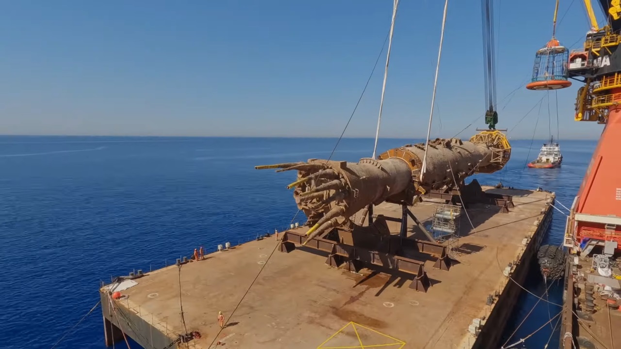 クレーン船「Aegir」重量2,500トンのライザータレット撤去