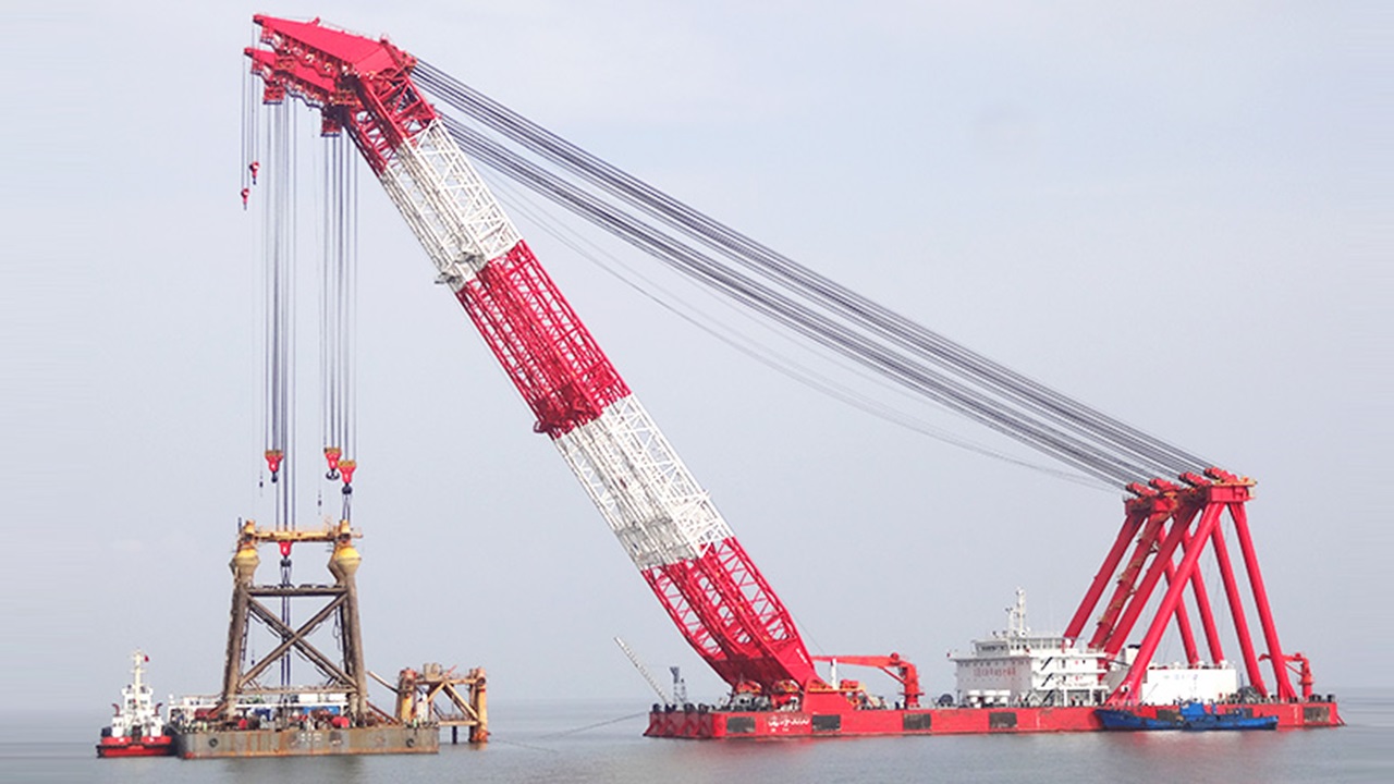 中国で建造中の2,200トン吊りSEP船のメインクレーン設置