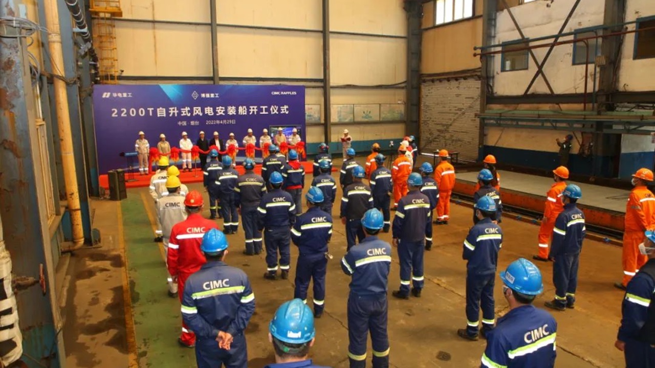 中国で建造中の2,200トン吊りSEP船のメインクレーン設置