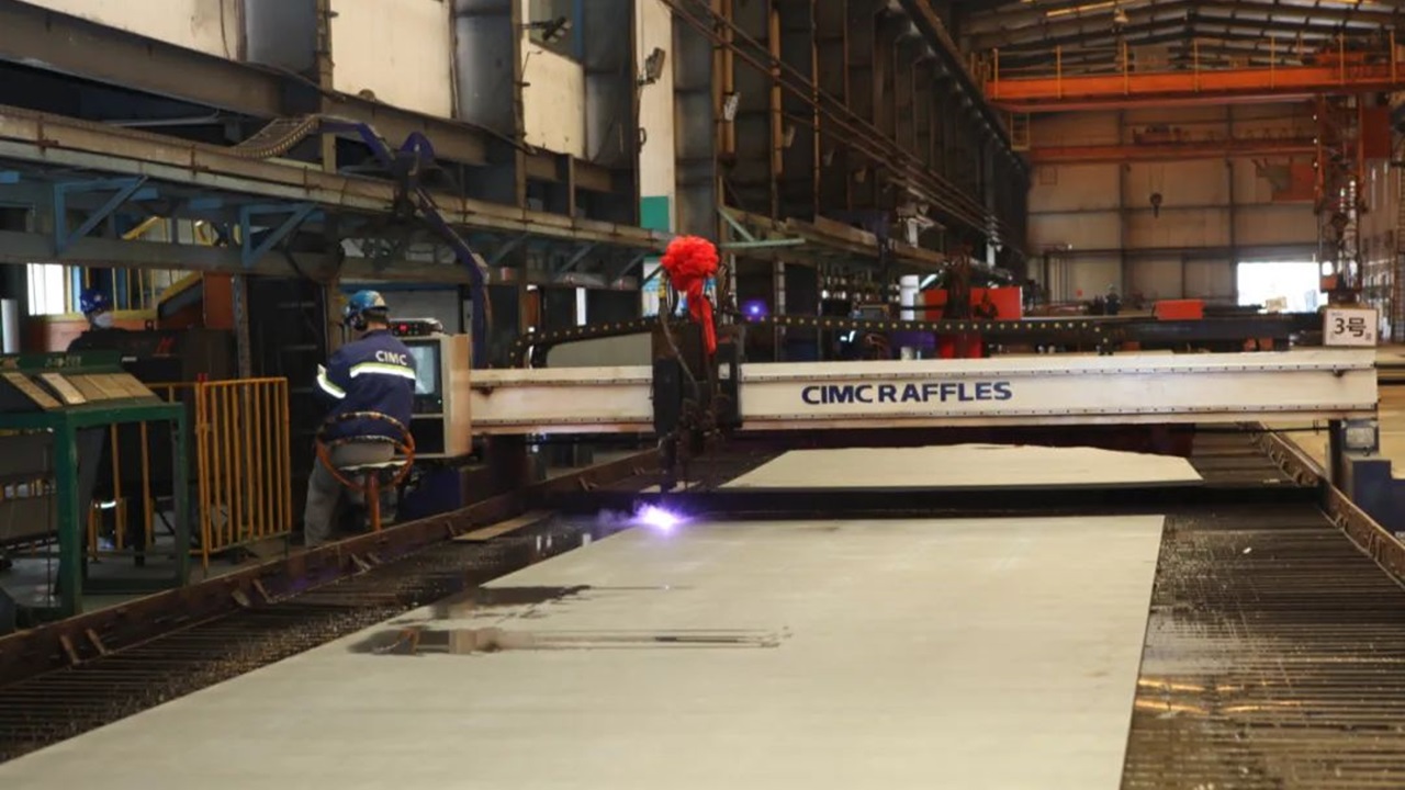 中国で建造中の2,200トン吊りSEP船のメインクレーン設置