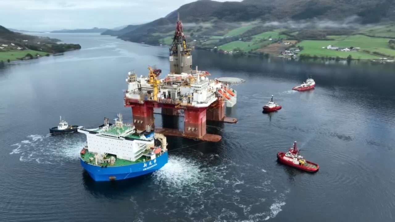 半潜水式重量物運搬船「新光華」、重量約6万トンの掘削リグ運搬