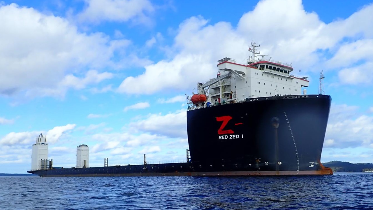 スエズ運河で操舵故障により半潜水式運搬船「RED ZED I」衝突