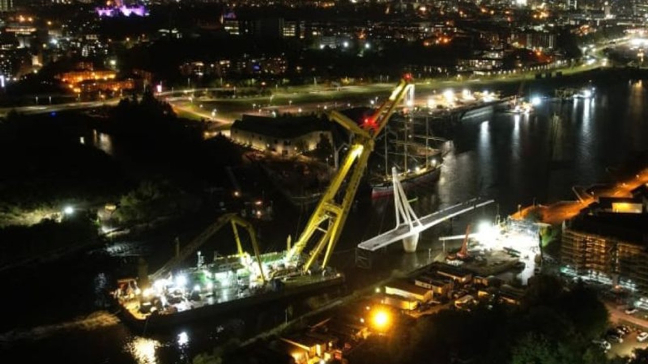 2,200トン起重機船「HEBO Lift 10」旋回橋設置