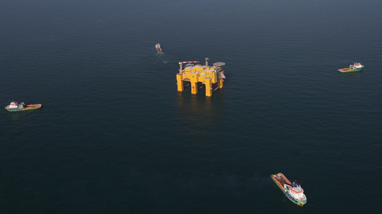 巨大な変換プラットフォームは海底に沈めて着底させる重力式