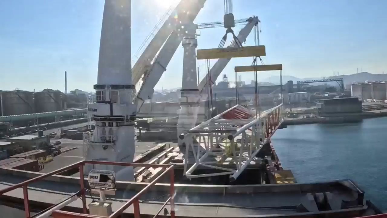 SEP船「Wind Osprey」に搭載の新造クレーンが韓国出発