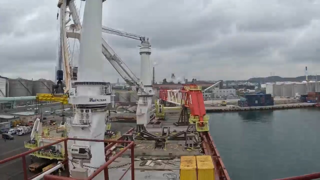 SEP船「Wind Osprey」に搭載の新造クレーンが韓国出発