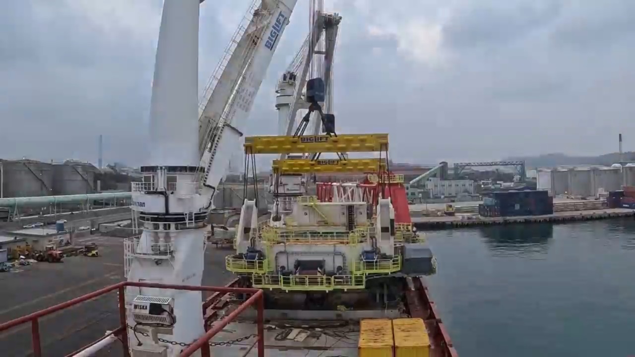 SEP船「Wind Osprey」に搭載の新造クレーンが韓国出発