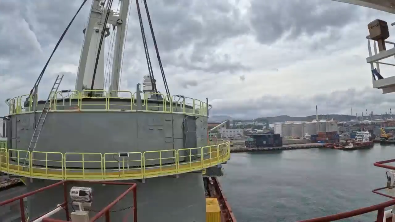 SEP船「Wind Osprey」に搭載の新造クレーンが韓国出発