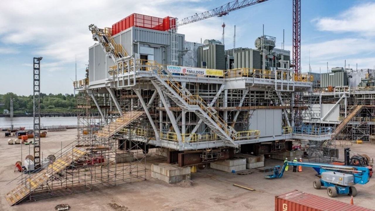 「Moray West」向け洋上変電所トップサイドがヤードを出港