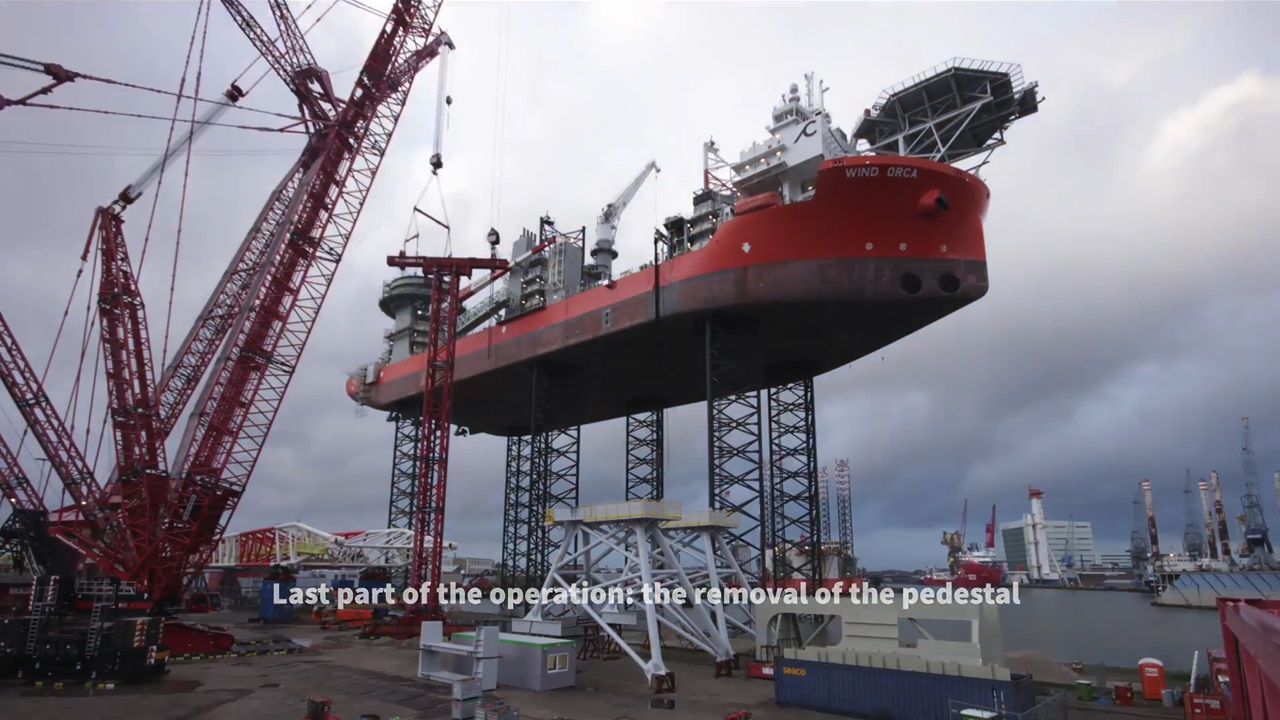 SEP船「Wind Orca」既設1,200トンクレーン撤去