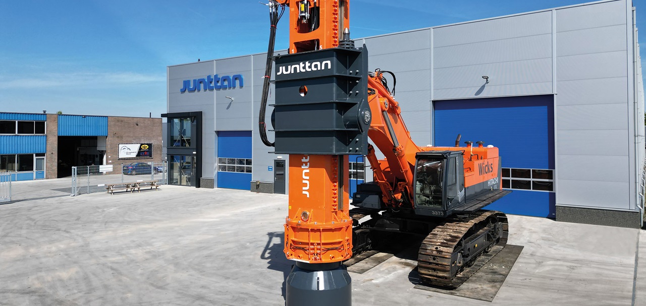 巨大なアタッチメントを装着した重機の正体