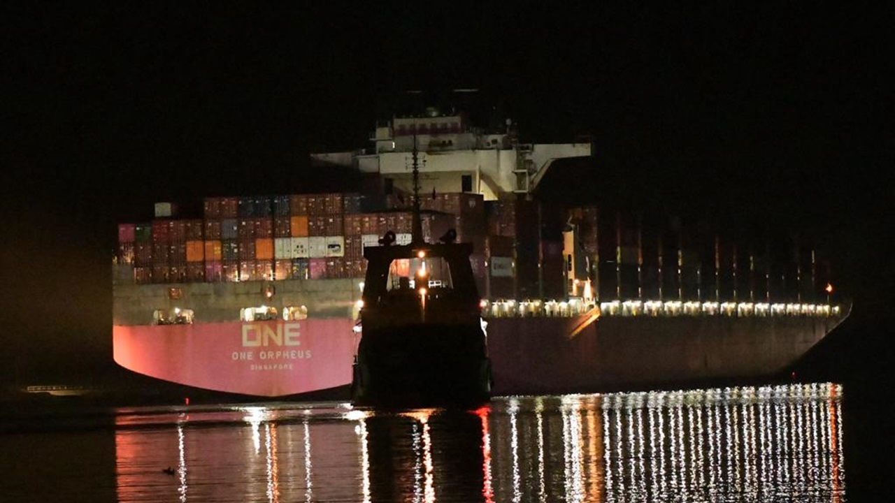 コンテナ船「ONE ORPHEUS」スエズ運河で舵故障により衝突