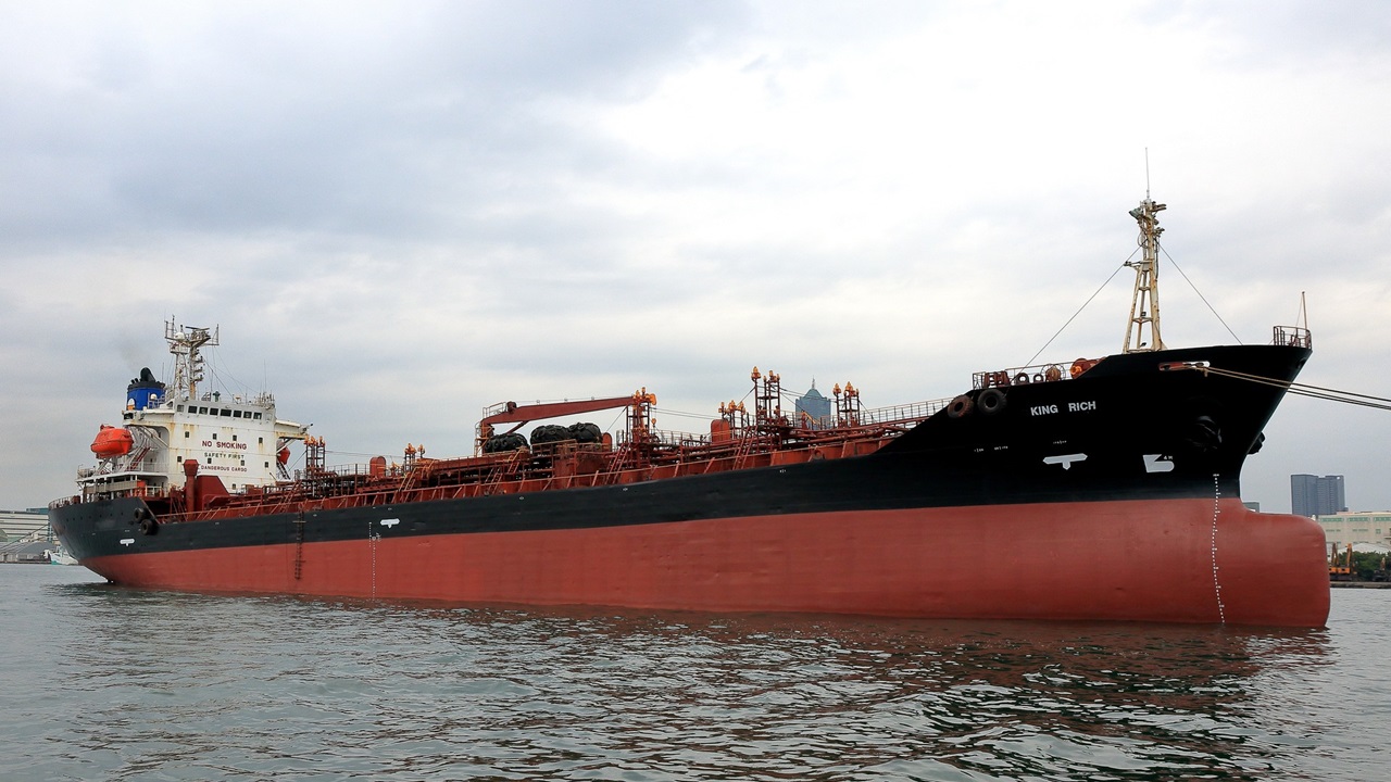 フィリピン沖から漂流した無人タンカーがベトナムへ漂着