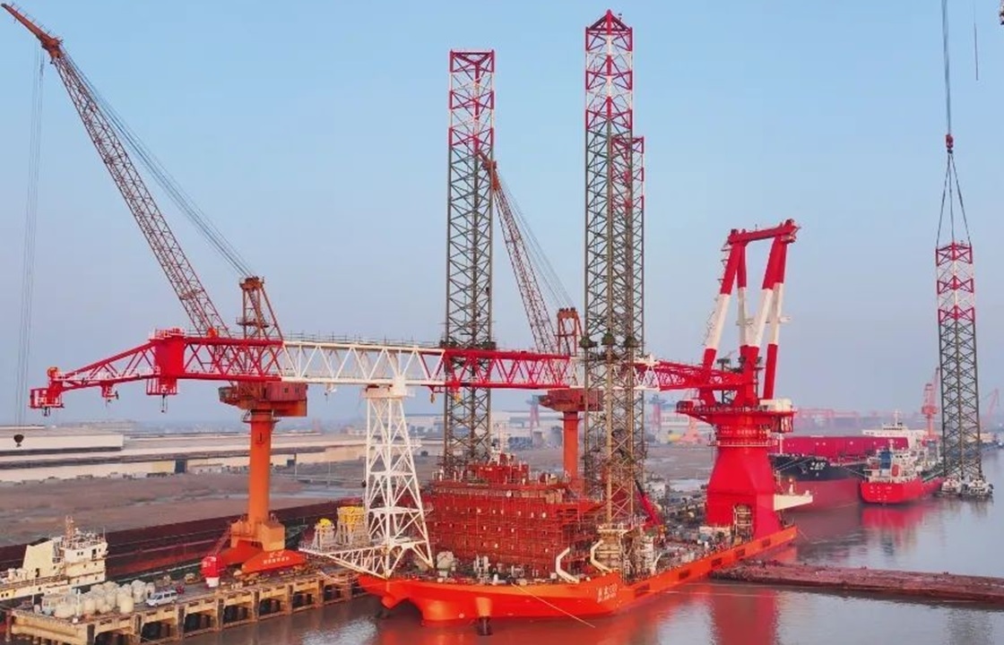 1,600トン吊りSEP船「海建020」メインクレーン搭載
