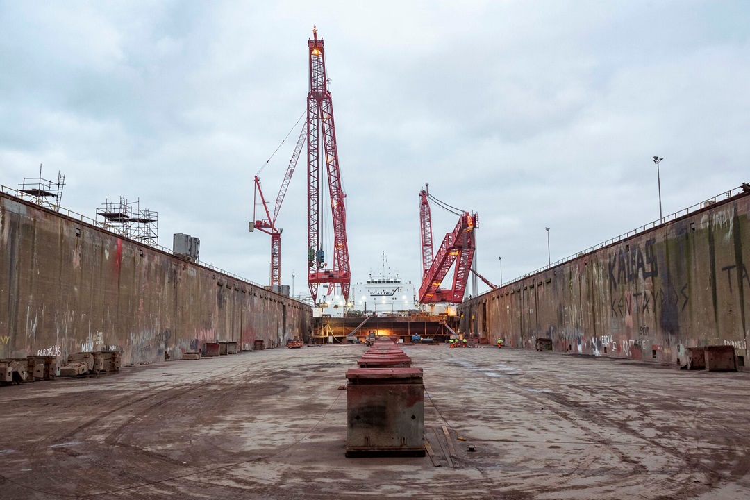 ベルギーで3,300トン吊り起重機船「Rambiz」ドック入り