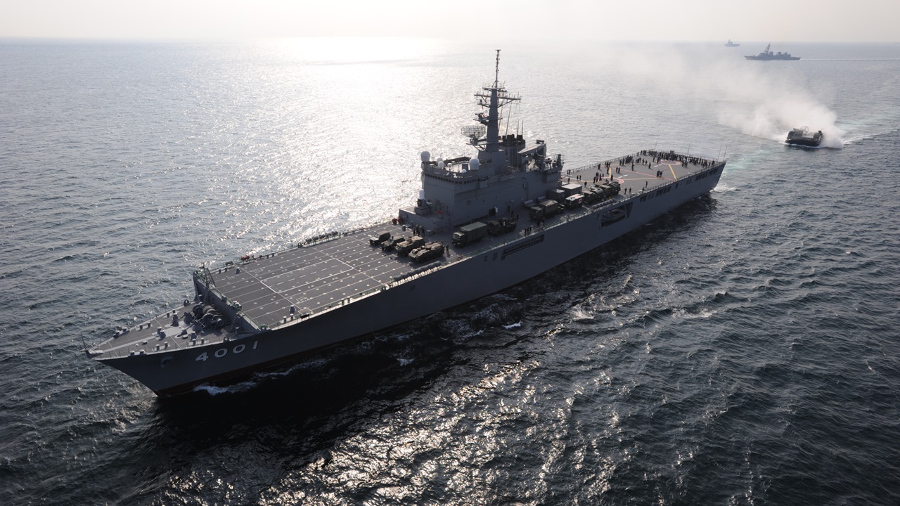 輸送艦「おおすみ」重機や災害救援物資などを能登半島へ輸送開始