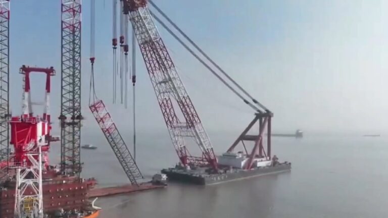 1,600トン吊りSEP船「海建020」レグ設置