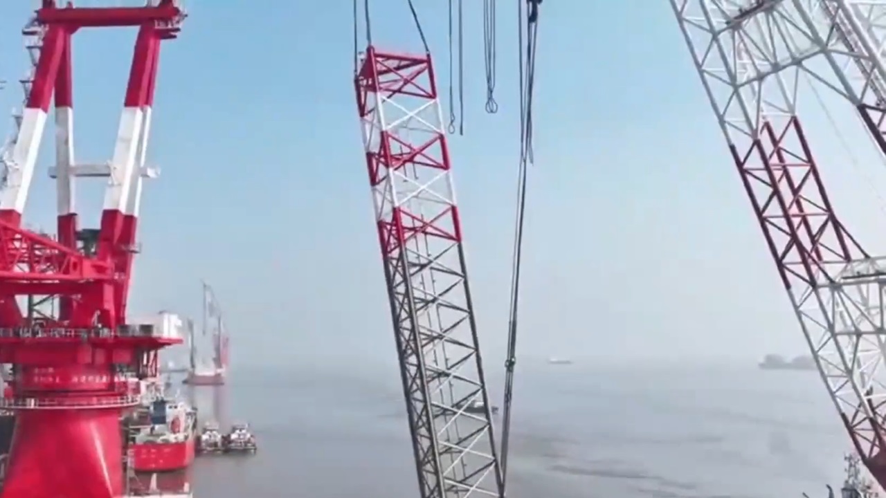 1,600トン吊りSEP船「海建020」レグ設置