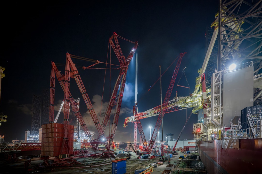 SEP船「Wind Orca」1,600トン吊りクレーン搭載