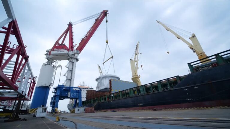 SEP船「Wind Maker」搭載の2,600Tクレーン出荷