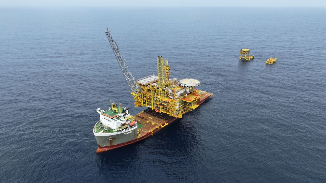 フロートオーバーによる重量14,000トンのトップサイド設置