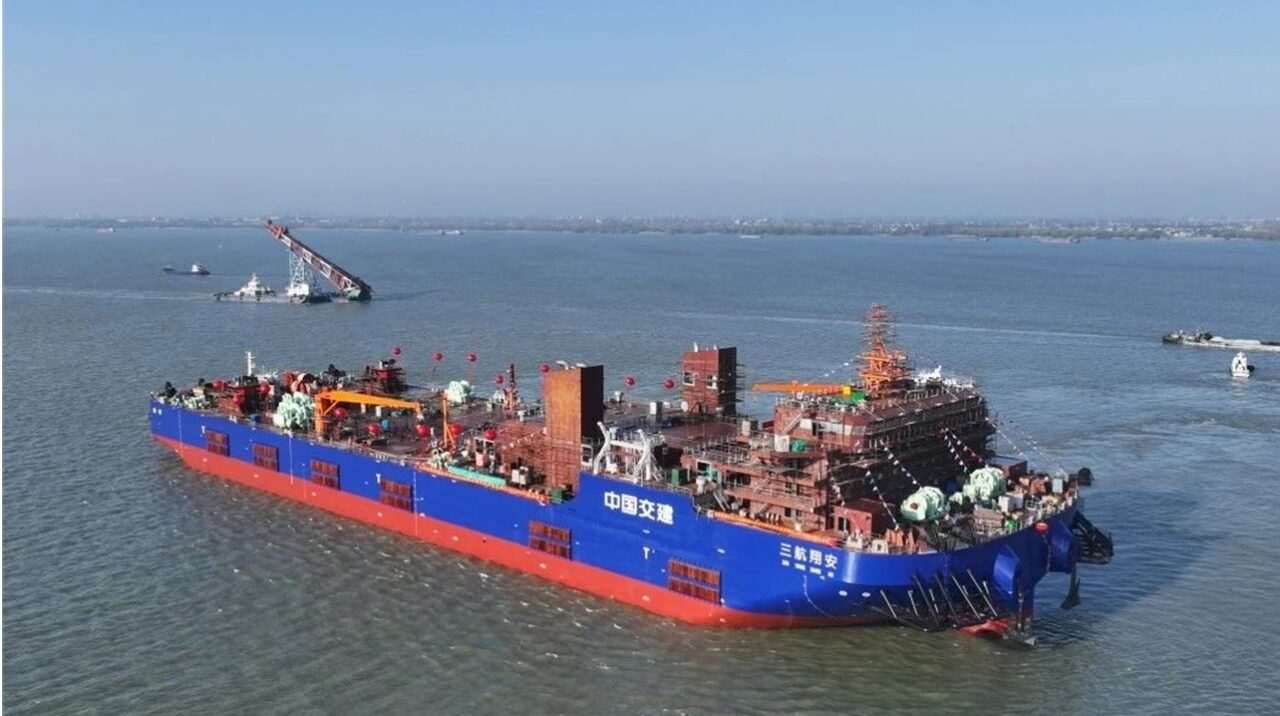 DPS搭載の5,000トン吊り起重機船「三航翔安」進水