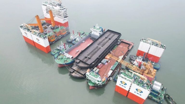 半潜水式運搬船「華瑞龍」に14隻の船舶搭載、中国からギニアへ輸送