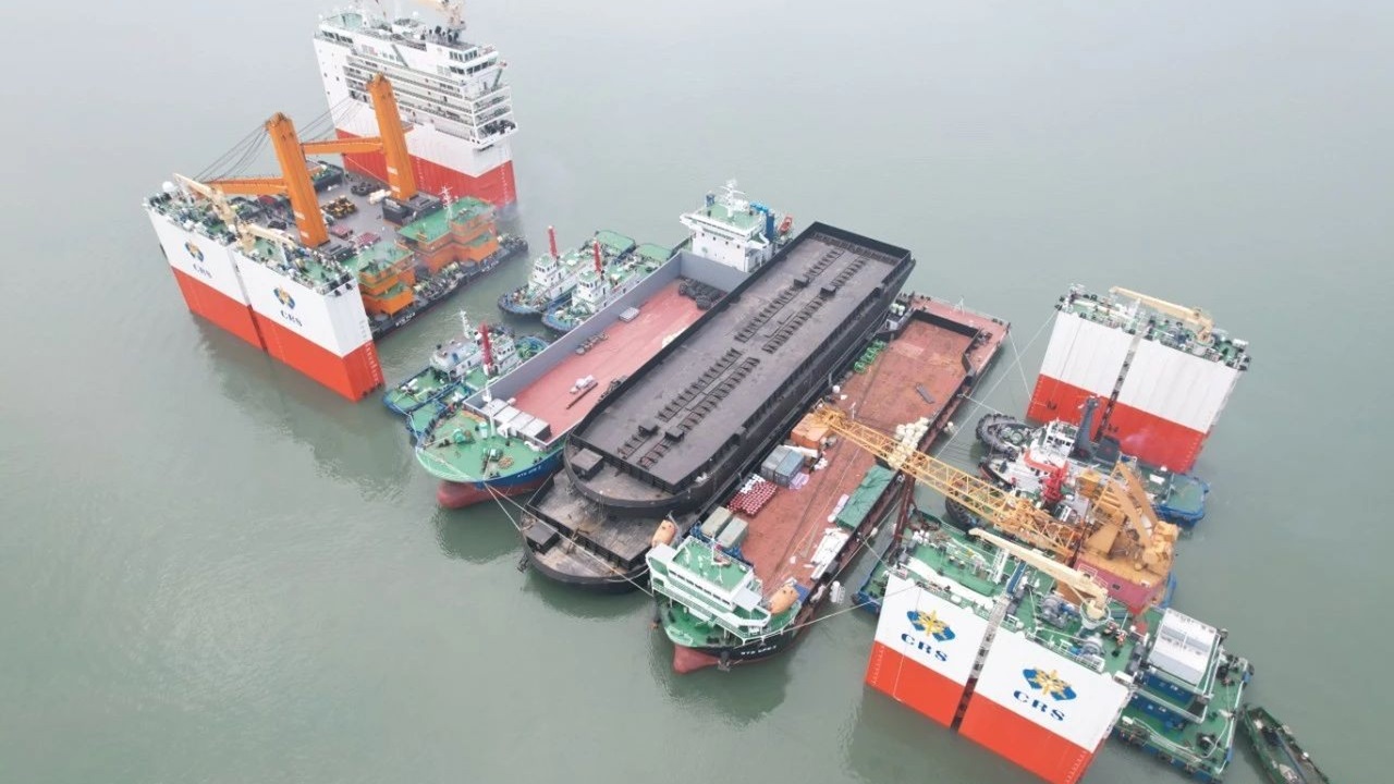 半潜水式運搬船「華瑞龍」に14隻の船舶搭載、中国からギニアへ輸送