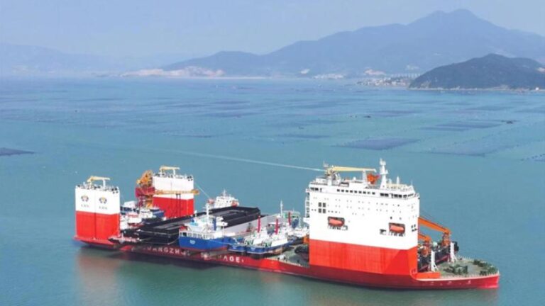 半潜水式運搬船「華瑞龍」に14隻の船舶搭載、中国からギニアへ輸送