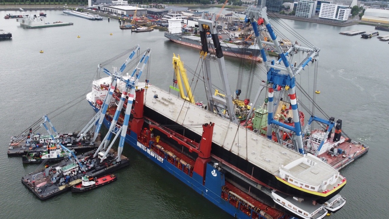 半潜水式運搬船「華瑞龍」に14隻の船舶搭載、中国からギニアへ輸送