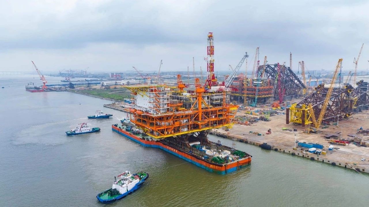 重量17,000トン「惠州26-6油田」トップサイド輸送開始