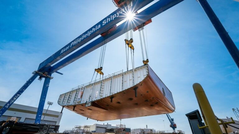 米国初の洋上風力向け根固石設置船「Acadia」起工式