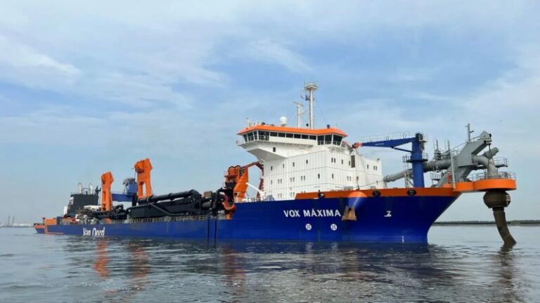 シンガポールでタンカーと浚渫船の衝突により大規模な油流出発生