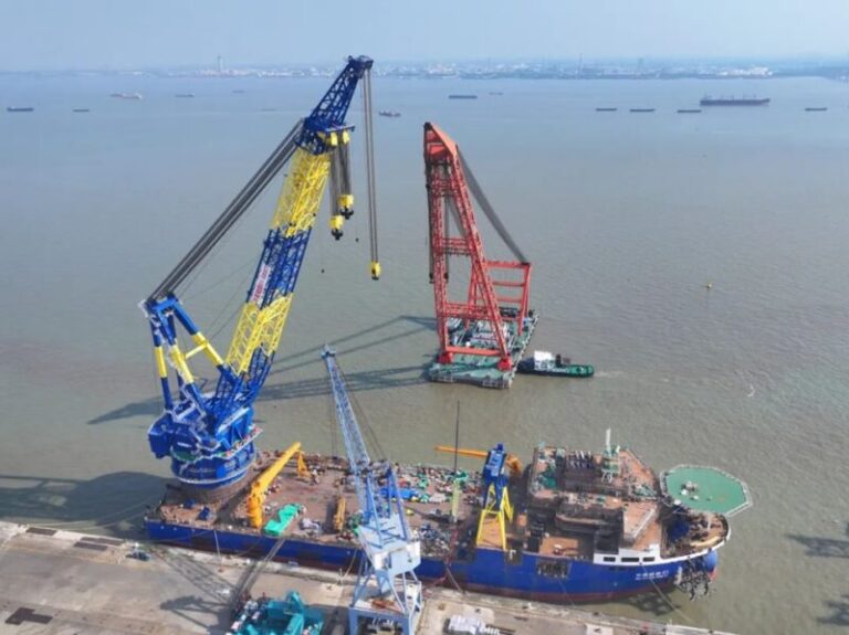 5,000トン吊りクレーン船「华夏鲲鹏01」吊り上げ試験開始