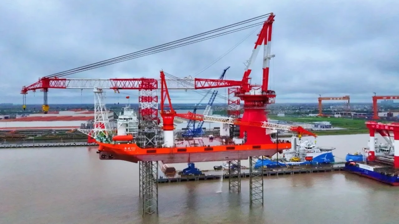 1,600トン吊りSEP船「海建020」船体昇降試験完了