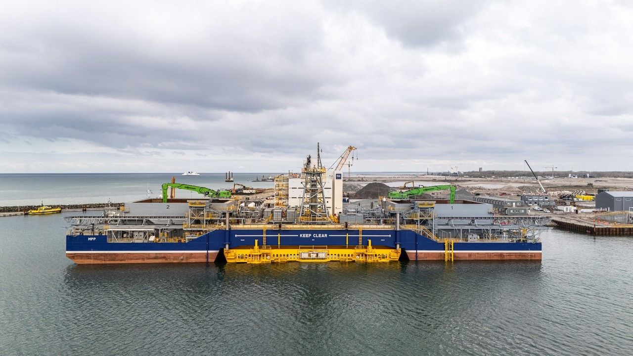 世界最長の沈埋トンネル建設向けに設計された多目的台船「MAYA」