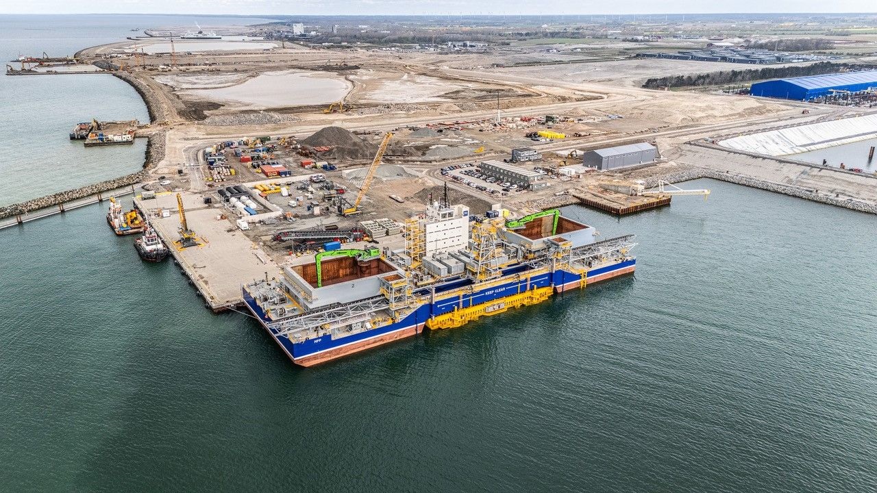 世界最長の沈埋トンネル建設向けに設計された多目的台船「MAYA」