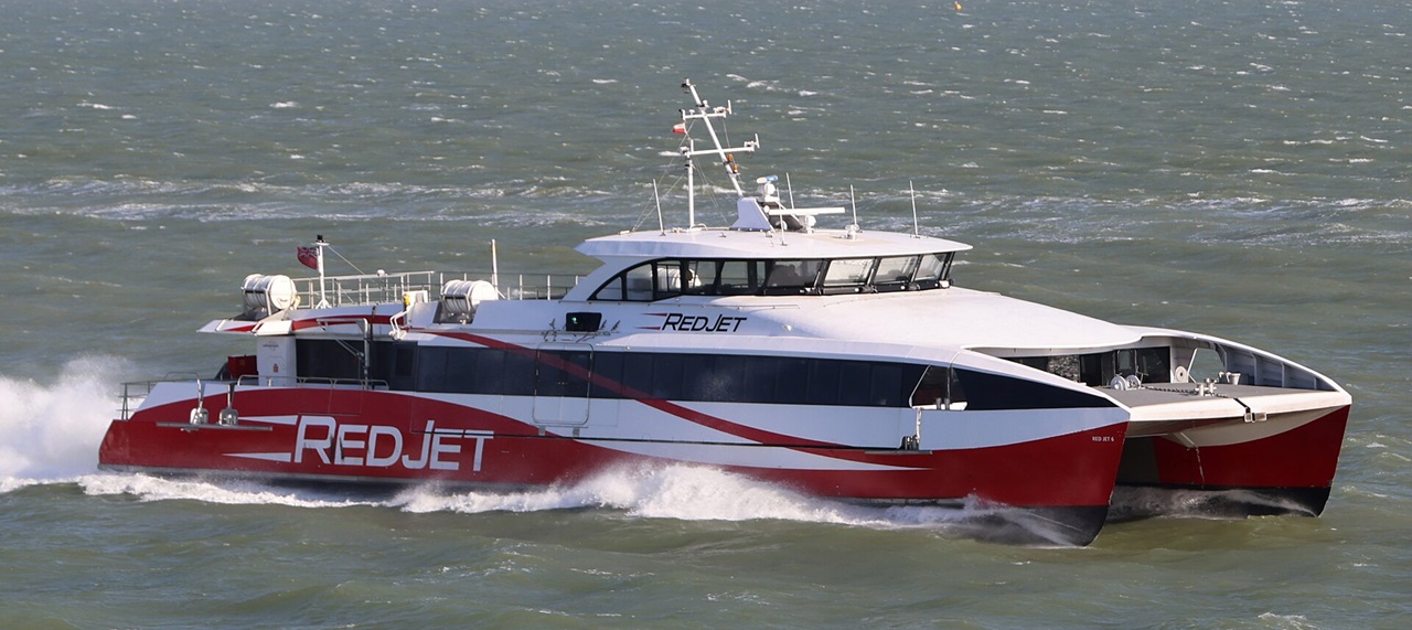 英国初となる完全電動の高速水中翼船が2025年に就航予定