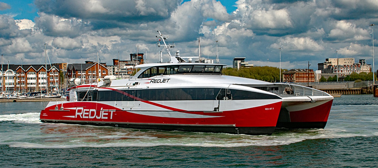 英国初となる完全電動の高速水中翼船が2025年に就航予定