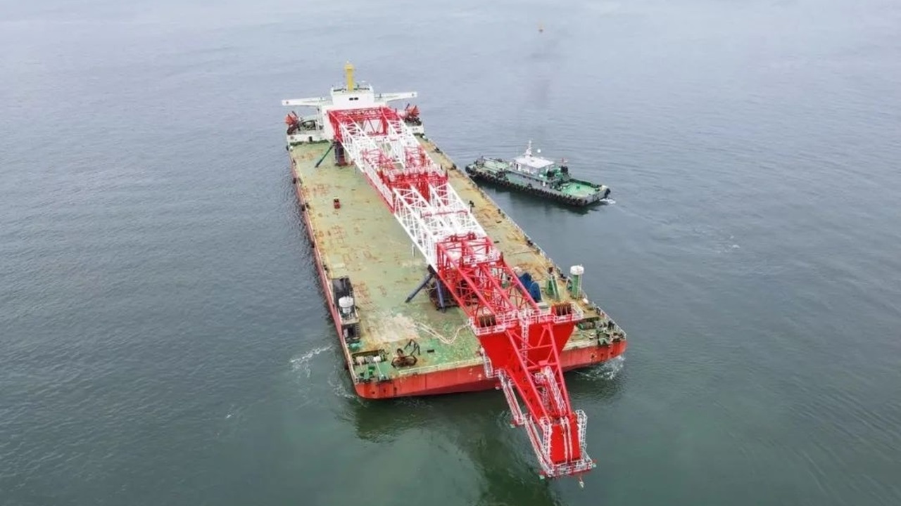 2,000トン吊りSEP船「鉄建風電2000」クレーン輸送