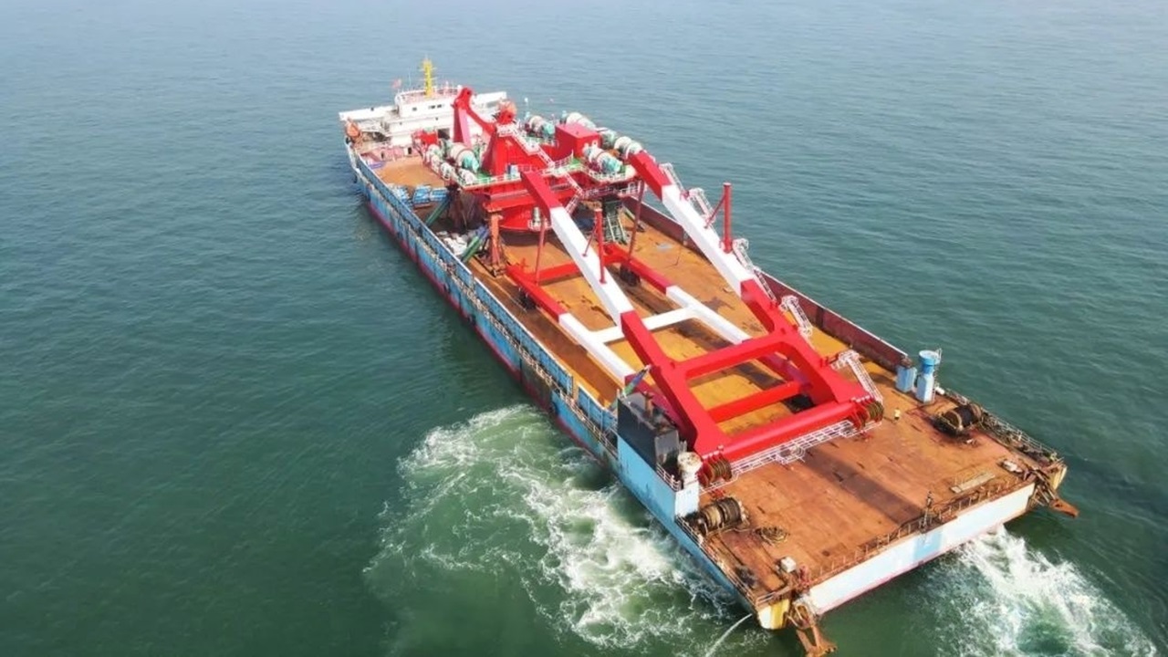 2,000トン吊りSEP船「鉄建風電2000」クレーン輸送