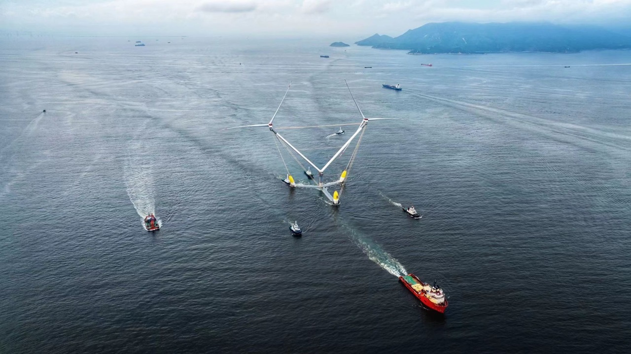 世界最大の浮体式デュアル洋上風力タービン「OceanX」曳航開始