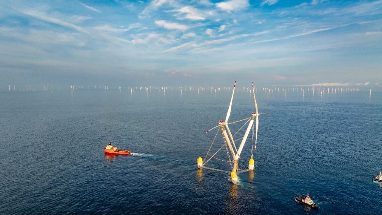 世界最大の浮体式デュアル洋上風力タービン「OceanX」曳航開始