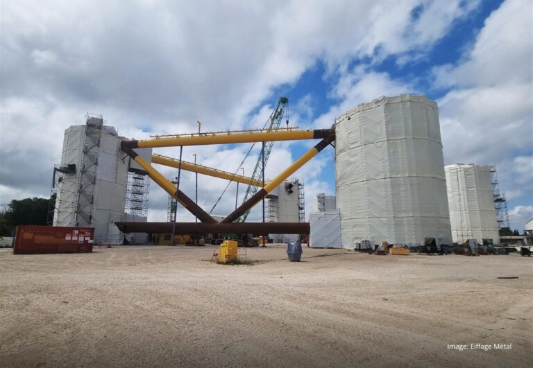 EFGLに設置する10MW浮体式洋上風力のブレードがフランス到着